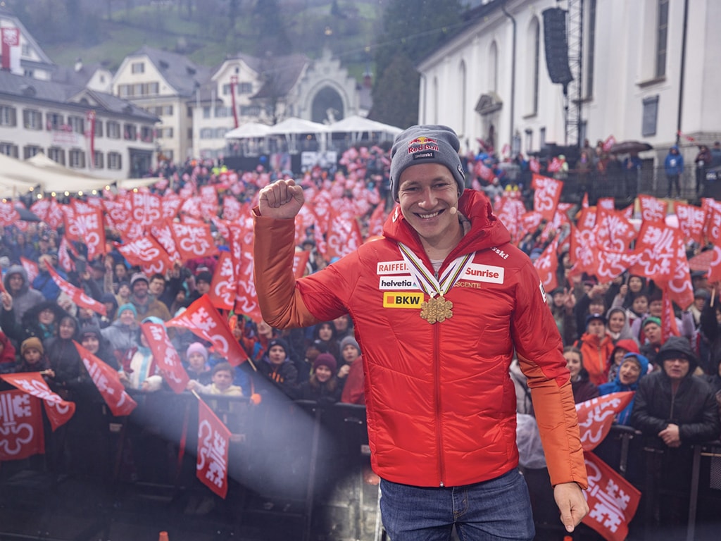 Marco Odermatt wird von Tausenden Fans auf dem Dorfplatz in Stans empfangen